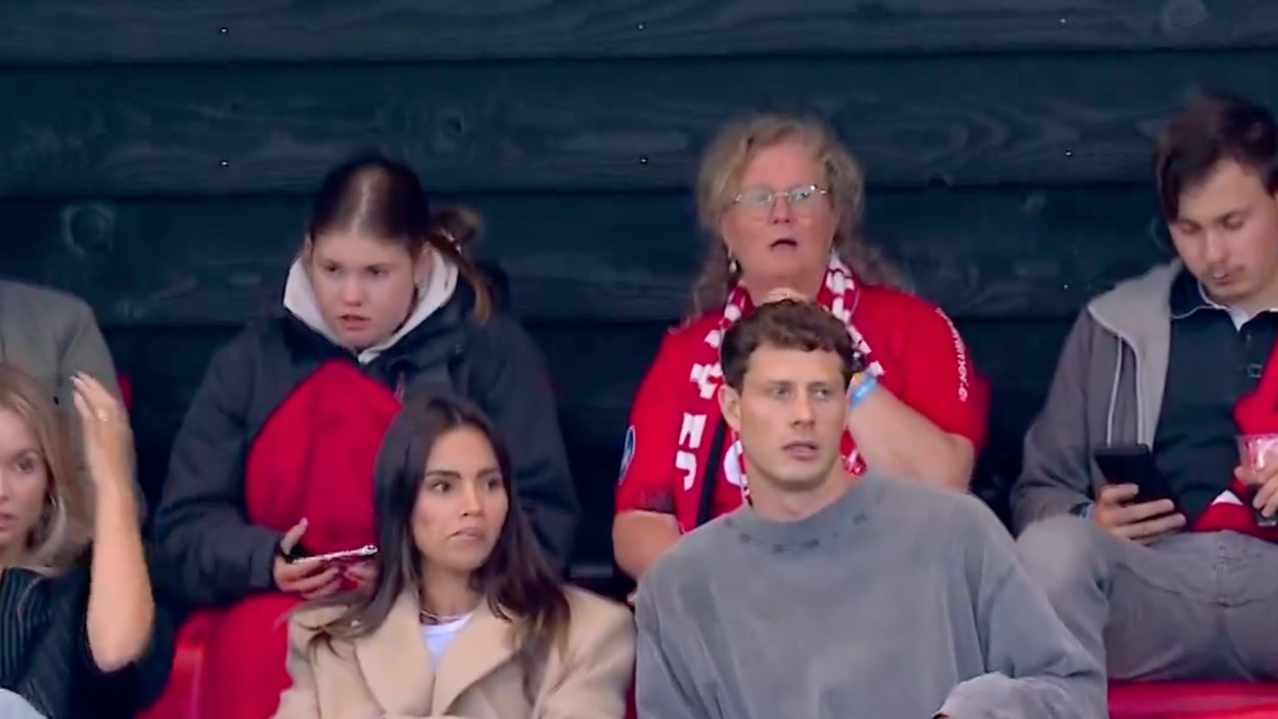 Monica Geuze en transfervrije vriend James Lawrence aandachtig toeschouwer bij Eredivisie-duel ...